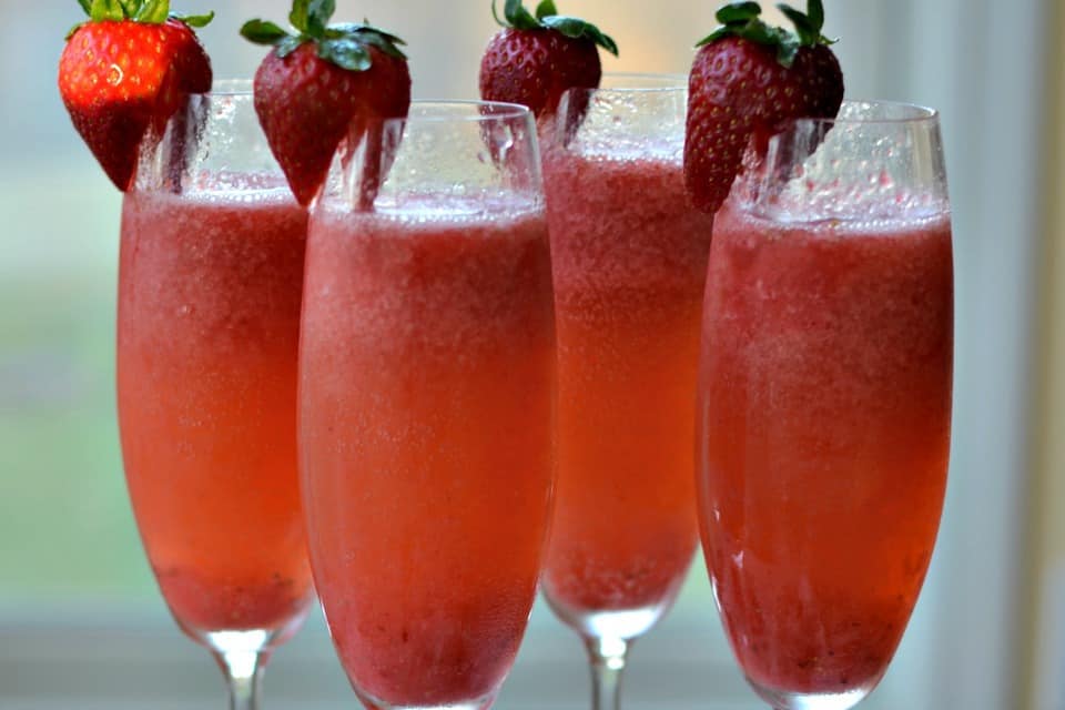 Easy Frosty Strawberry Mimosas | Small Town Woman