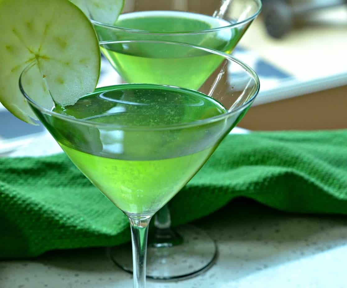 Easy Appletini (Sour Apple Martini) Recipe | Small Town Woman