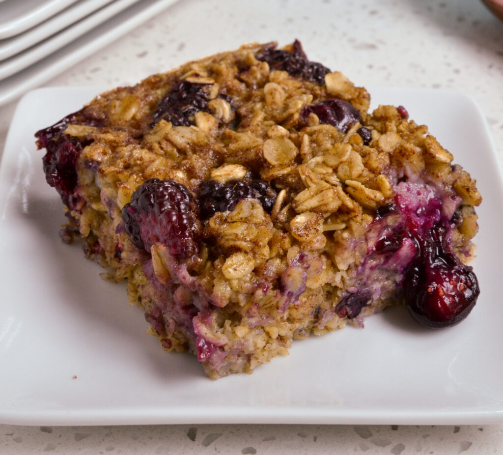 Easy Baked Oatmeal with Berries | Small Town Woman