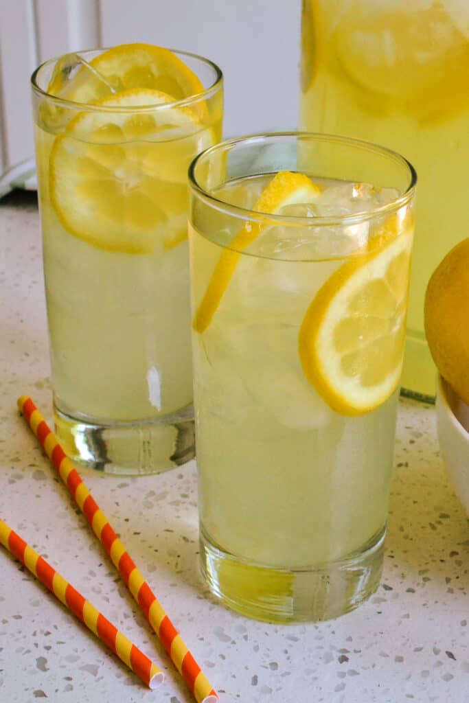 Homemade Lemonade (All Natural and Refreshing) | Small Town Woman